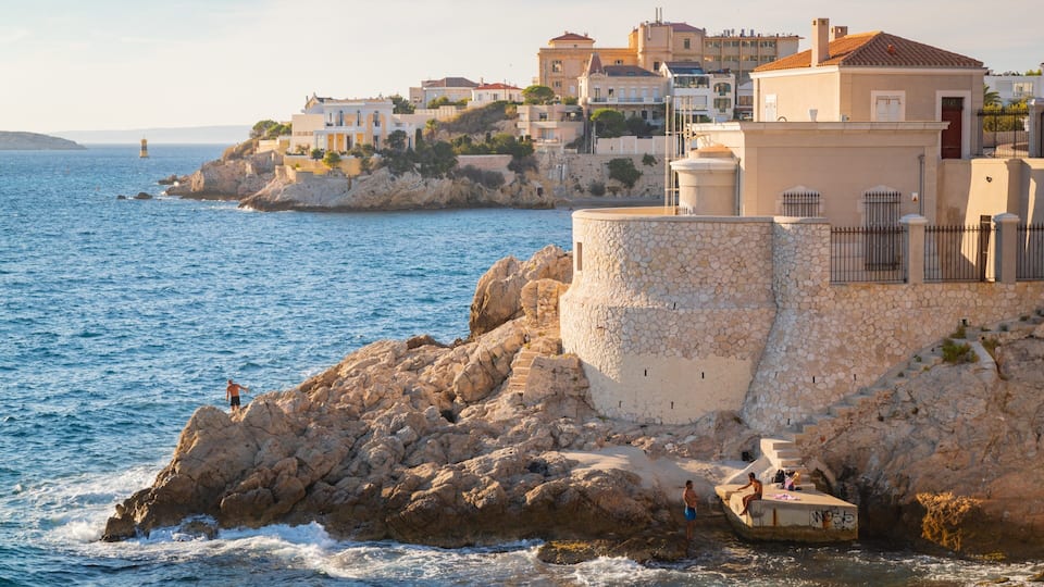 La Corniche featuring heritage elements, rugged coastline and general coastal views