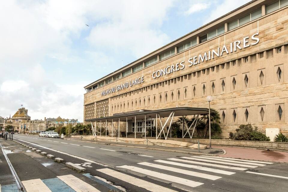 Exterior do Palais du Grand Large, com o texto 'Congres Seminaires' na fachada.