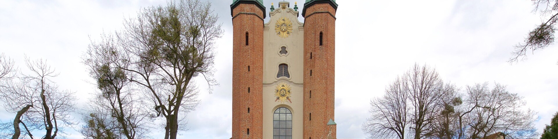 Uma igreja com duas torres altas e um campanário central.