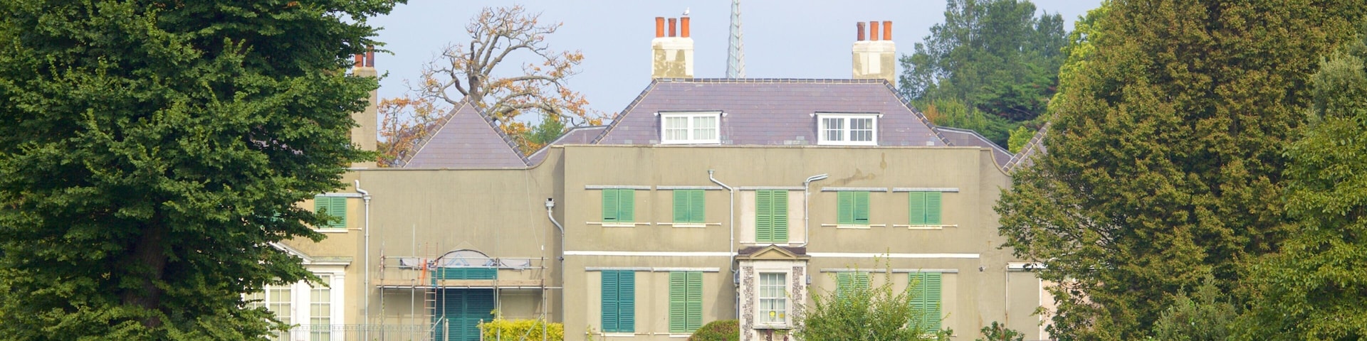 Preston Manor showing a garden