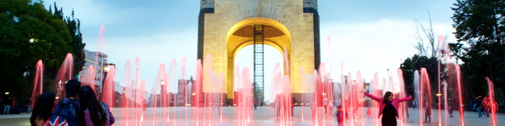 Monument to the Revolution showing heritage elements, a square or plaza and a monument
