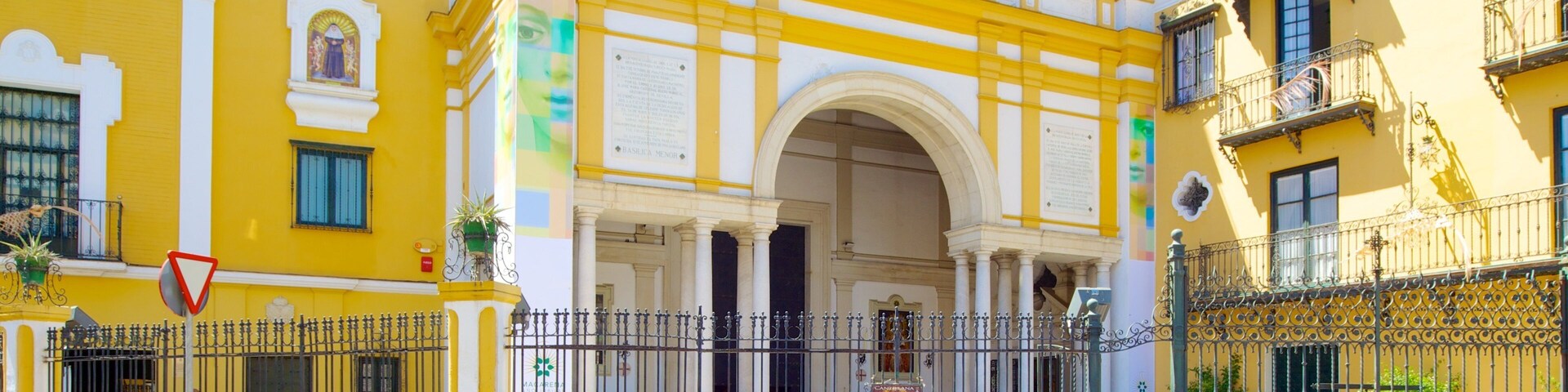 Basílica de la Macarena mostrando uma igreja ou catedral e arquitetura de patrimônio