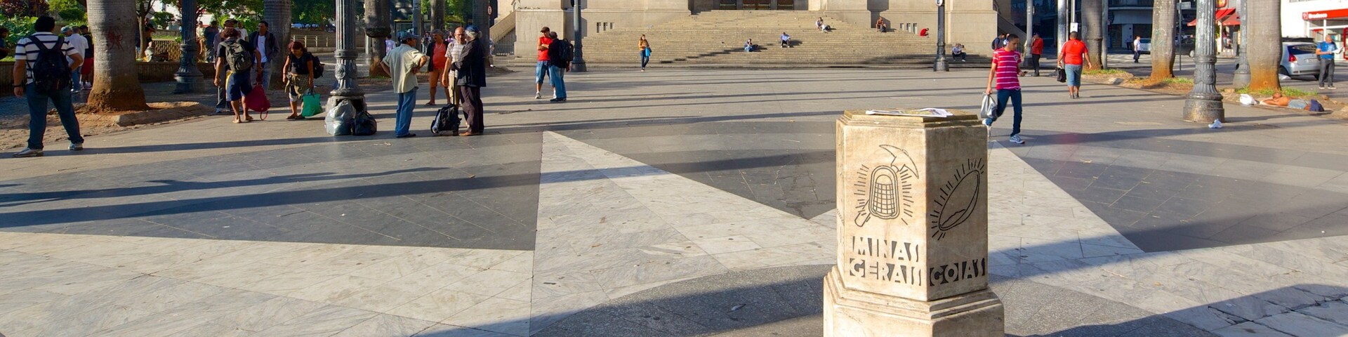 Catedral Metropolitana de São Paulo caracterizando uma praça ou plaza
