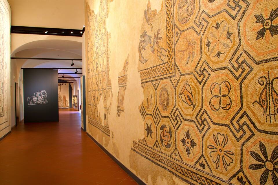 Um corredor com intrincados padrões de mosaicos nas paredes e chão de azulejos.