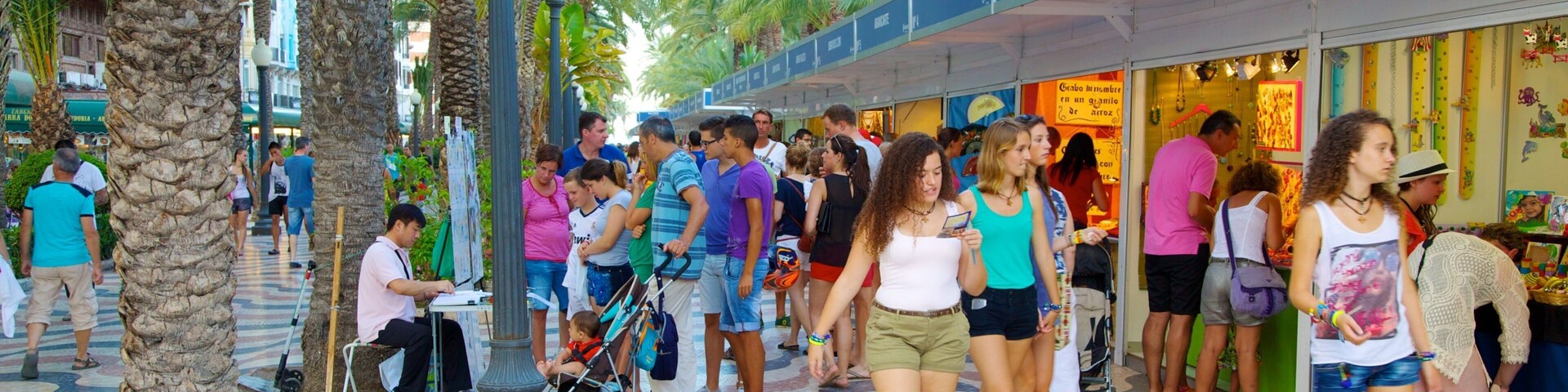 Explanada de Espana showing markets and street scenes as well as a large group of people