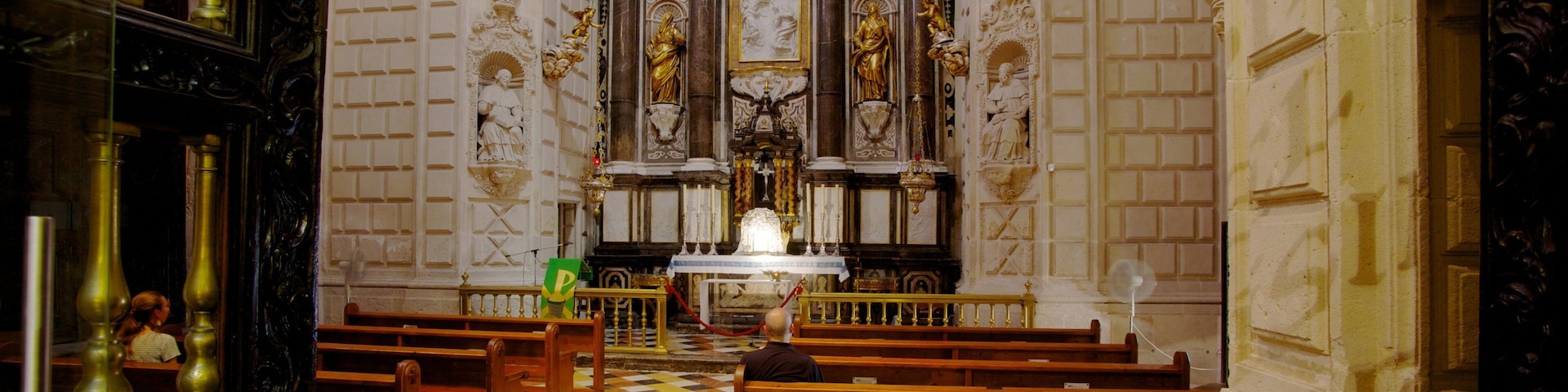 Catedral de San Nicolás caracterizando aspectos religiosos, vistas internas e uma igreja ou catedral