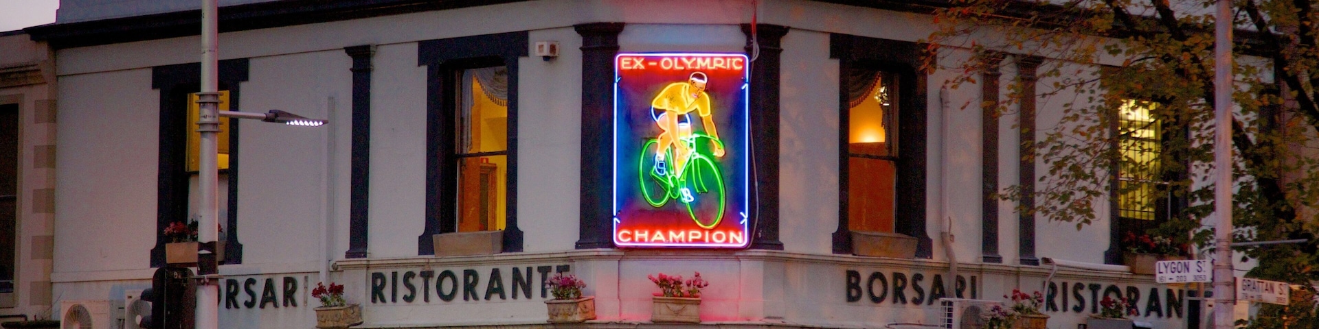 Lygon Street caracterizando cenas de rua, jantar fora e sinalização