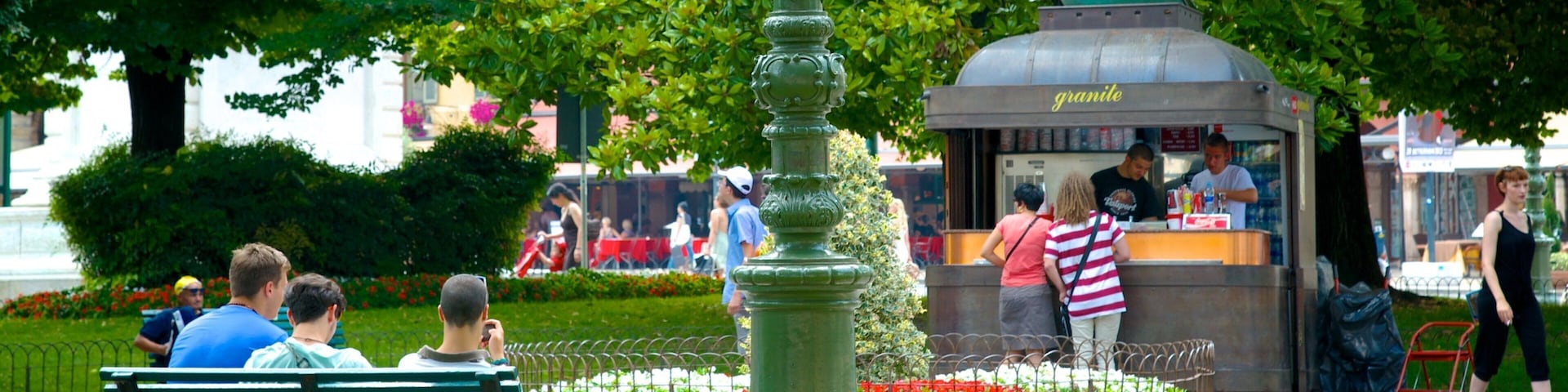 Praça Bra caracterizando uma cidade e um jardim assim como um pequeno grupo de pessoas