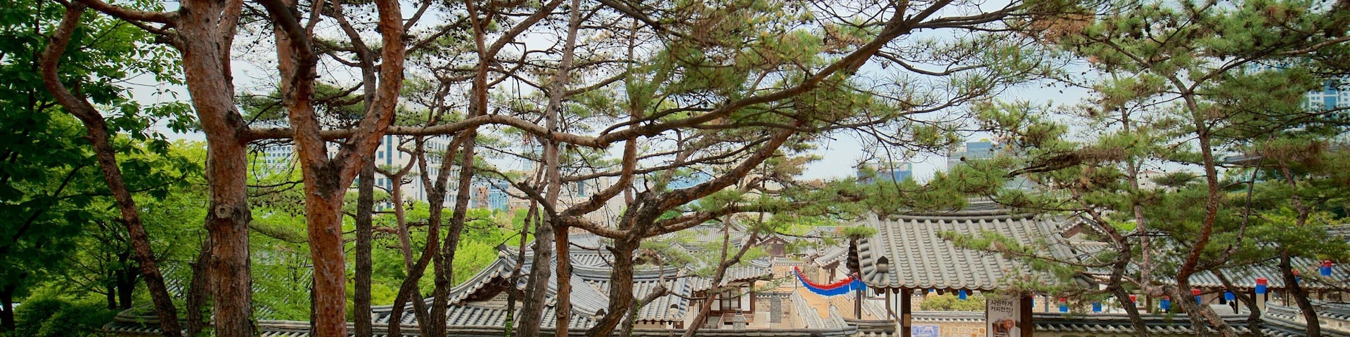 Vila de Namsangol Hanok mostrando um jardim assim como um casal
