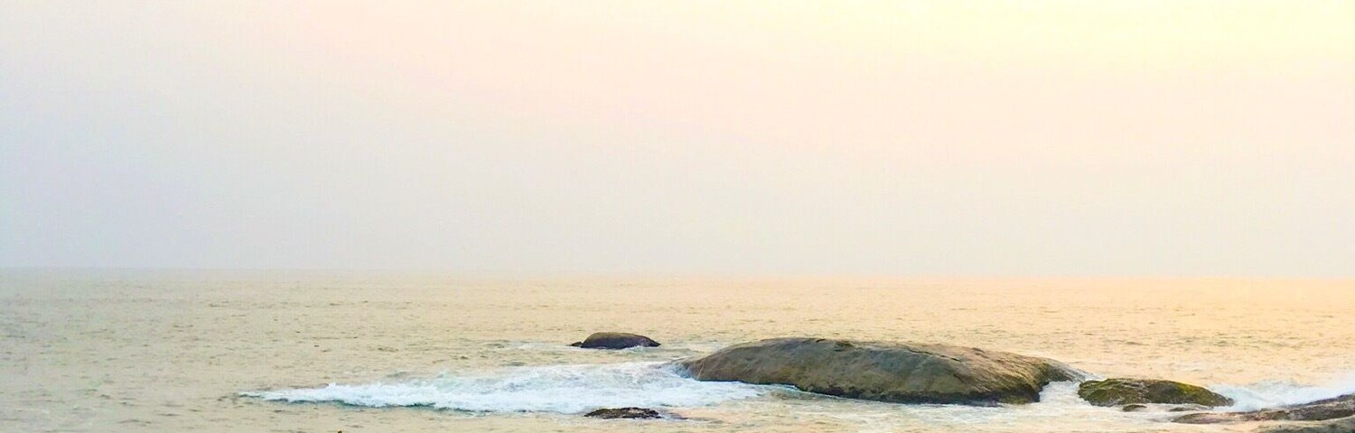 Away from the hustle and bustle of the city of Mangalore, this is a relatively secluded beach. Colorful fishing boats 🚣, beautiful view of the sunset 🌅and some soul searching on a huge rock outcrop (not in pic) extending into the sea 🌊 - just some few things that this beach offers. For the history buffs, it's also famous for the nearby temple of Lord Shiva, which was apparently built at the order of the King 👑 of the Alupa dynasty in 10th century A.D. 😱
Food 🥘 for thought: Don't forget to try the local version of the snack "bhel", which is made out of puffed rice, vegetables, spices, coconut oil and tangy tamarind sauce