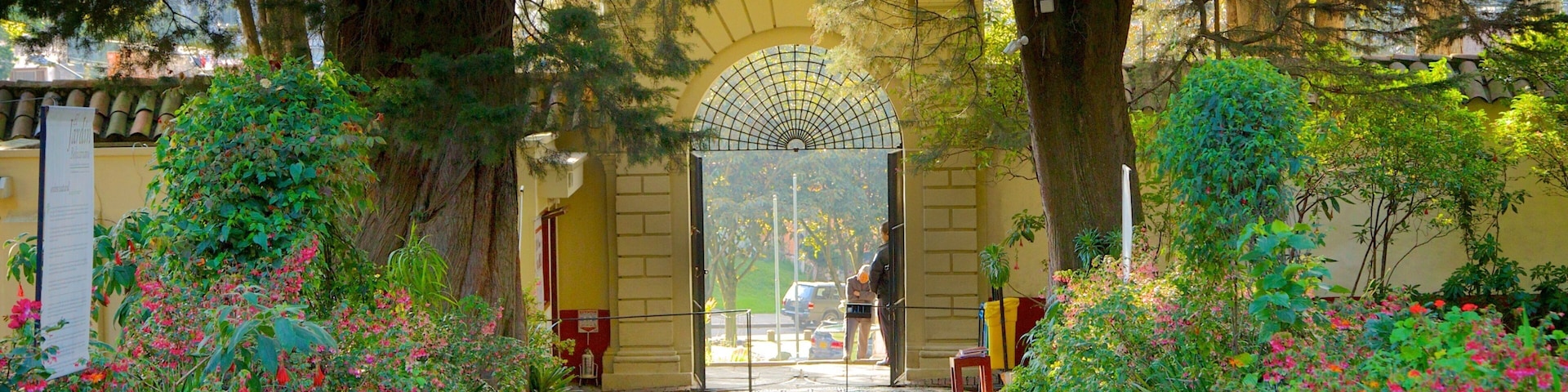 Casa Museo Quinta de Bolivar showing flowers and a park