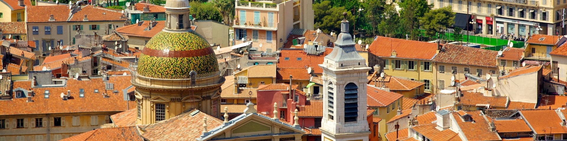 Castle Hill caracterizando uma cidade, arquitetura de patrimônio e uma igreja ou catedral