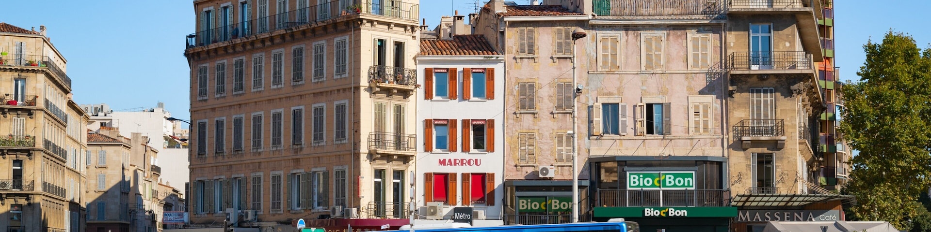 La Castellane showing a city