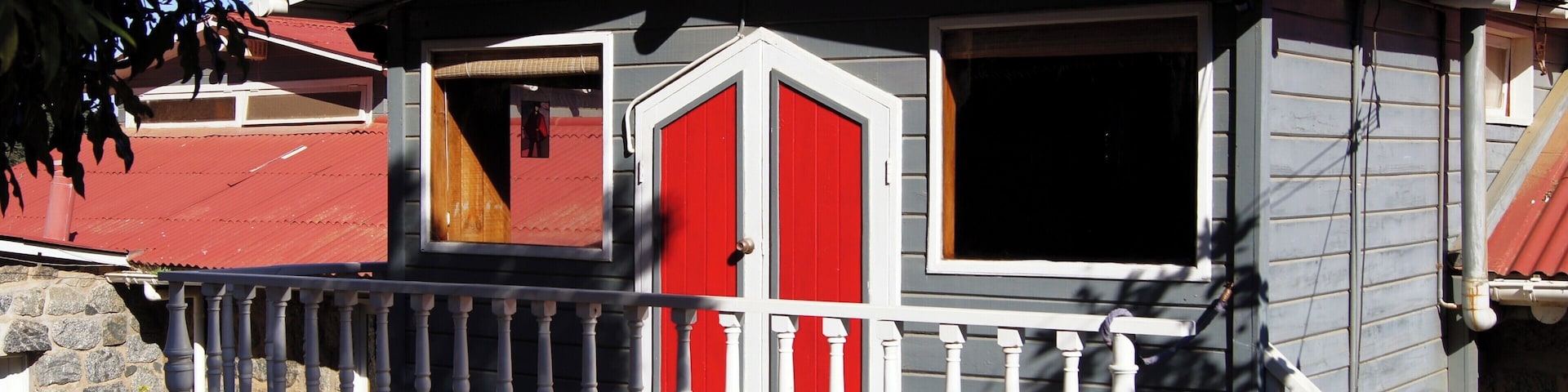 Uma das três casas de Pablo Neruda no Chile. Já tinha conhecido La Chascona, em Santiago, e La Sebastiana, em Valparaíso. Fica a cerca de 120 Km de Santiago. Esta casa fica de frente para o Pacífico e é um outro poema (não escrito) de Neruda. Este é o lugar para entender um pouco mais sobre ele. Neruda está enterrado aqui, junto com sua última esposa Matilde Urrutia.
#Neruda #Isla #Negra #Chile