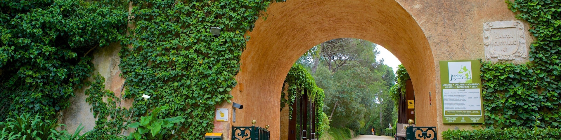 Santa Clotilde Gardens featuring a park