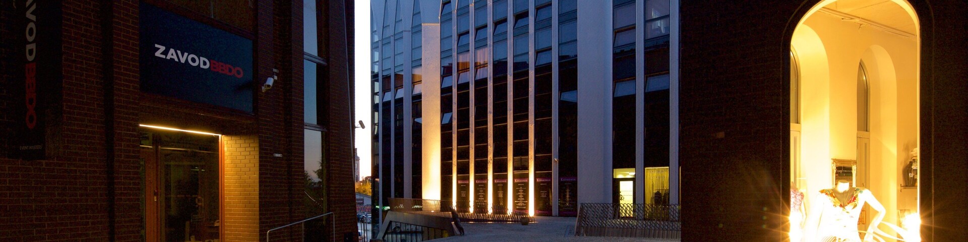 Rotermanni Shopping Centre mostrando cenas noturnas e arquitetura moderna