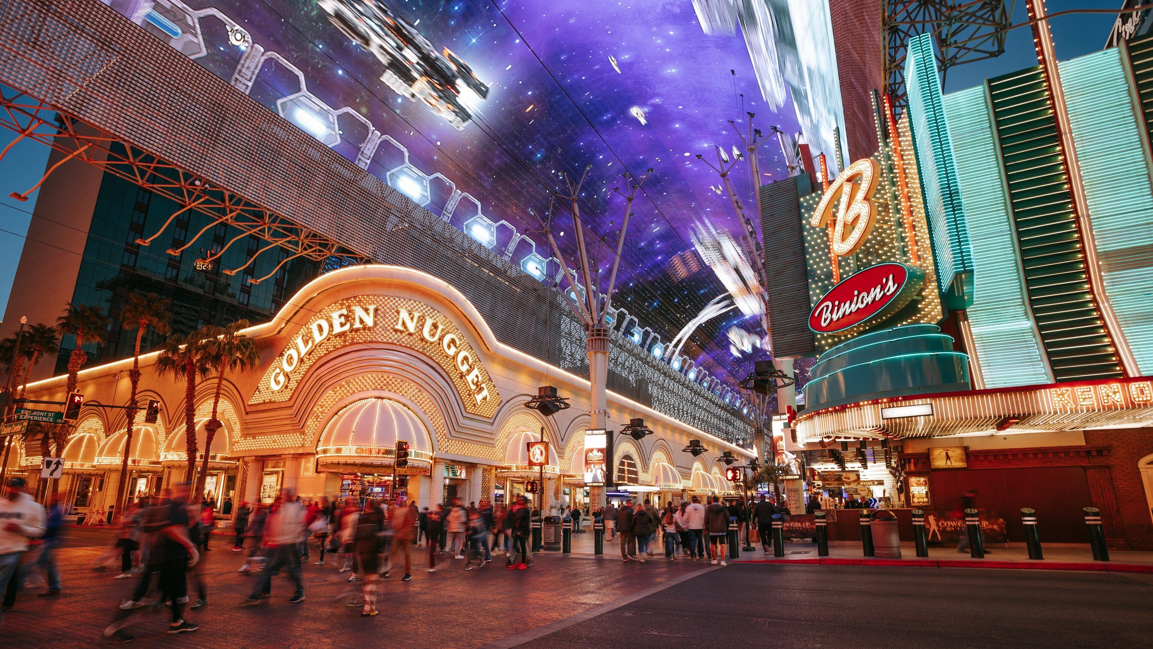 O edifício Golden Nugget com uma exibição de céu estrelado acima.
