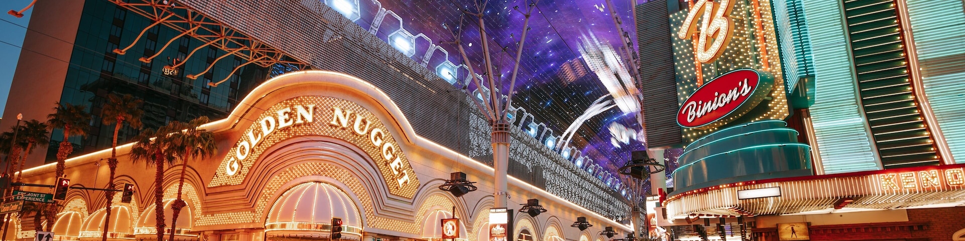 O edifício Golden Nugget com uma exibição de céu estrelado acima.