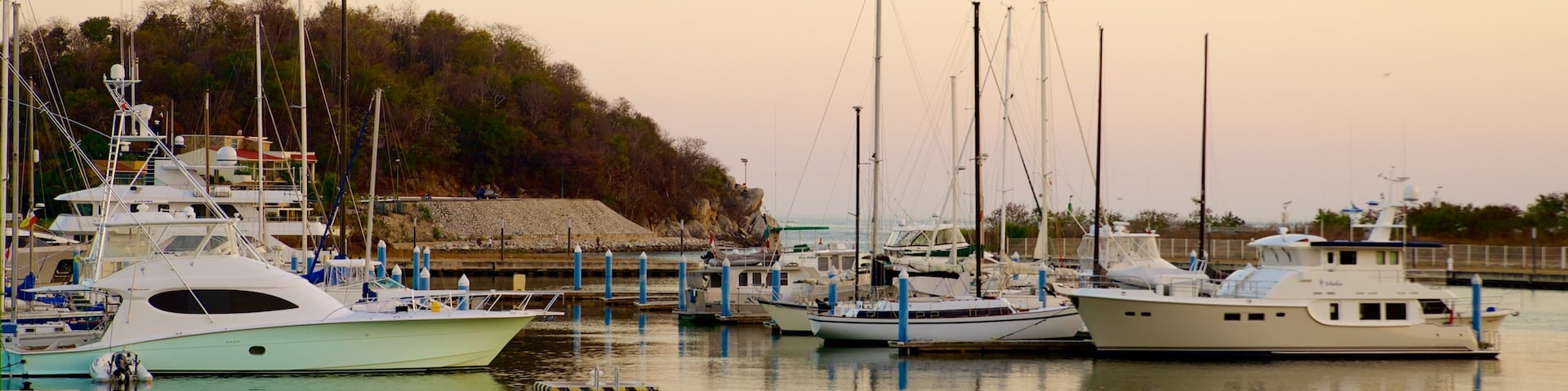 Marina Chahue caracterizando uma baía ou porto, canoagem e um pôr do sol