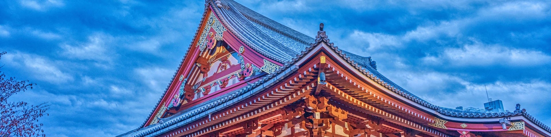 Um templo japonês tradicional com arquitetura elaborada e telhado íngreme.