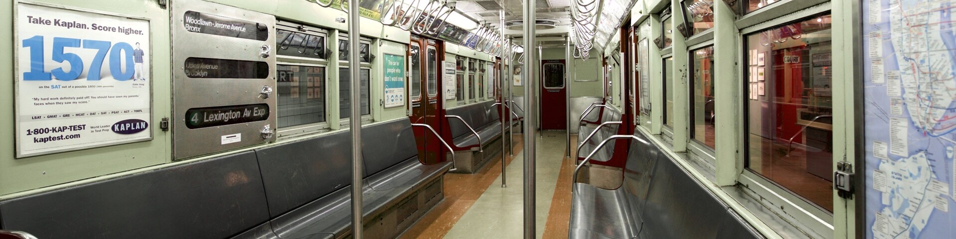 Museu do Trânsito de Nova York mostrando vistas internas e itens de ferrovia