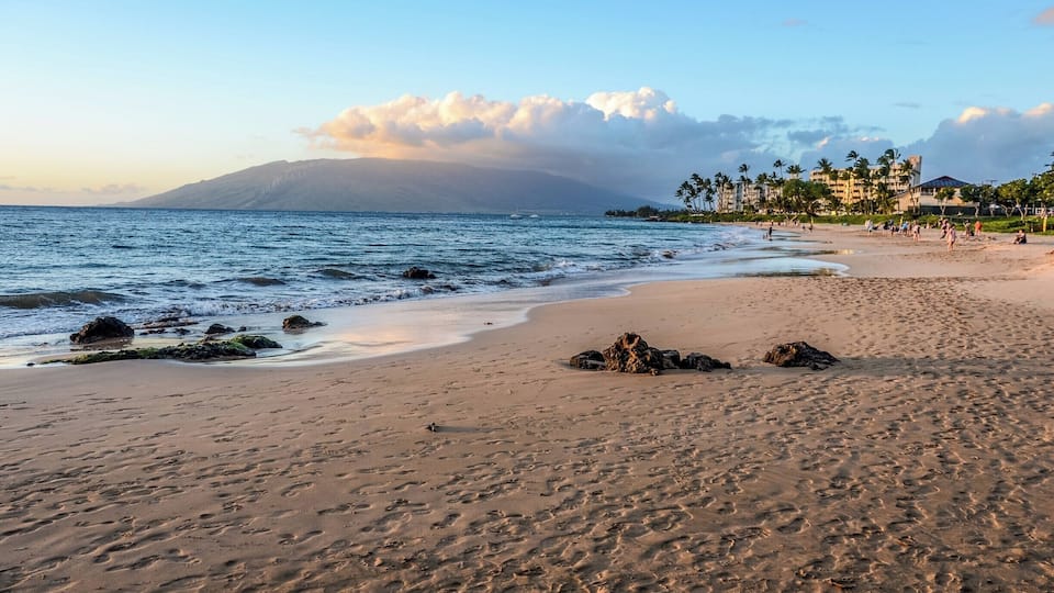There are some beautiful beaches in Kihei but this is my favourite to watch the sunset. If you're lucky you might spot some turtles swimming close to shore here. #lifeatexpedia #BeachTips #GreatOutdoors