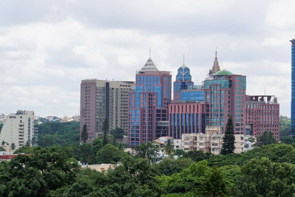 Paisagem urbana com edifícios altos modernos, incluindo uma torre com topo pontiagudo.
