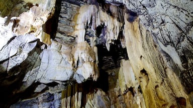 Caverna com estalactites e estalagmites.