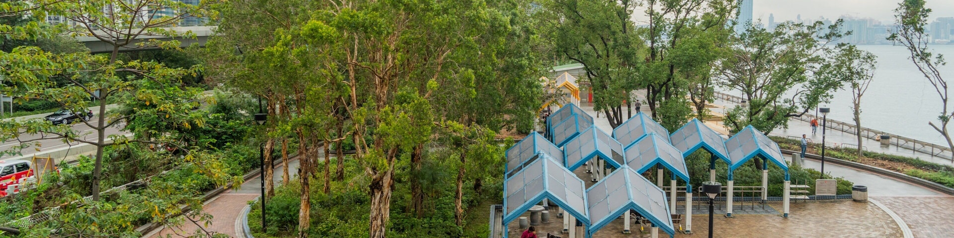 The Grand Promenade showing a park