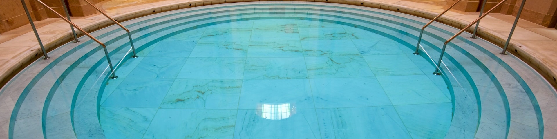 Caracalla Spa caracterizando uma piscina