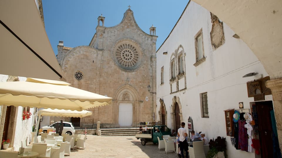 Catedral de Ostuni mostrando performance de rua, arquitetura de patrimônio e elementos religiosos