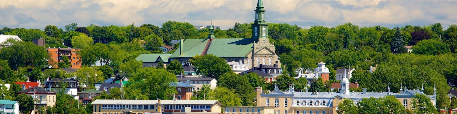 Dufferin Terrace showing heritage architecture and skyline