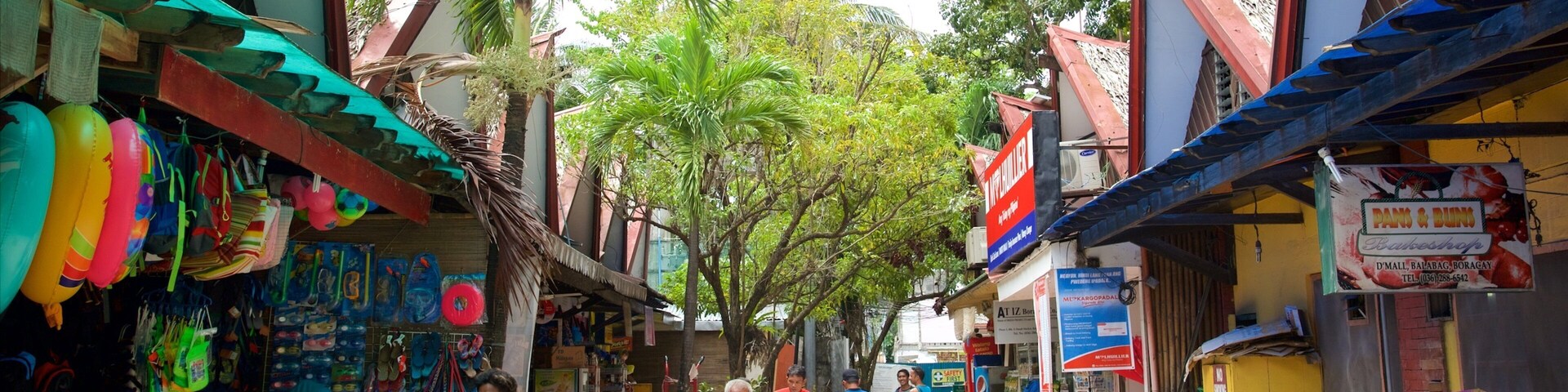 Mercado de Talipapa mostrando cenas tropicais e mercados assim como um pequeno grupo de pessoas