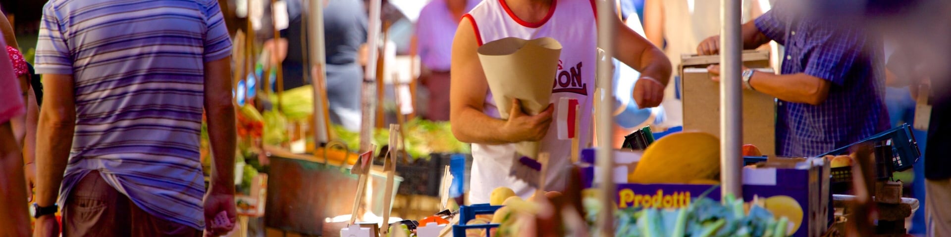 Il Capo Market which includes street scenes