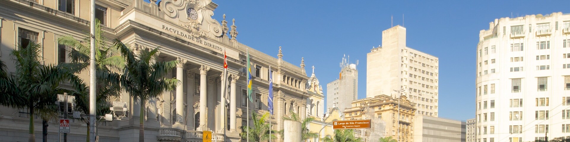 Sao Francisco Square showing a city and street scenes