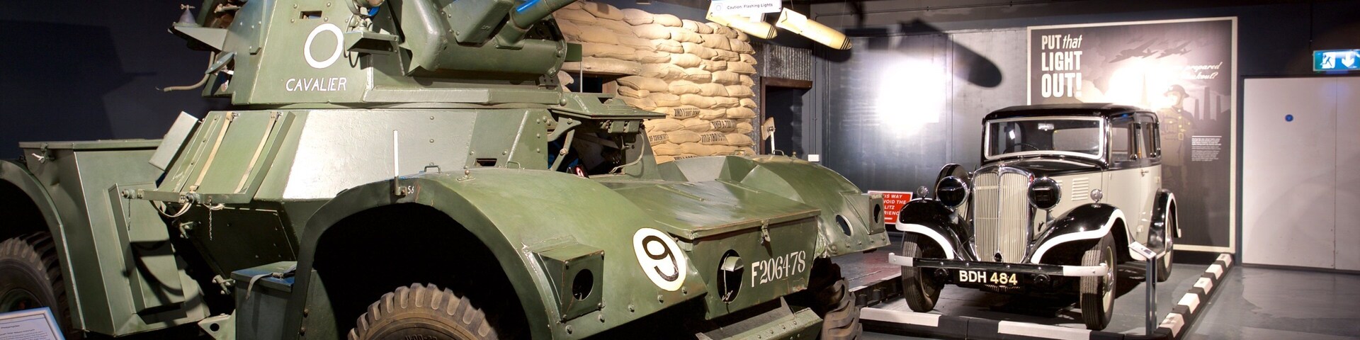 Museu do transporte de Coventry mostrando itens militares, elementos de patrimônio e vistas internas