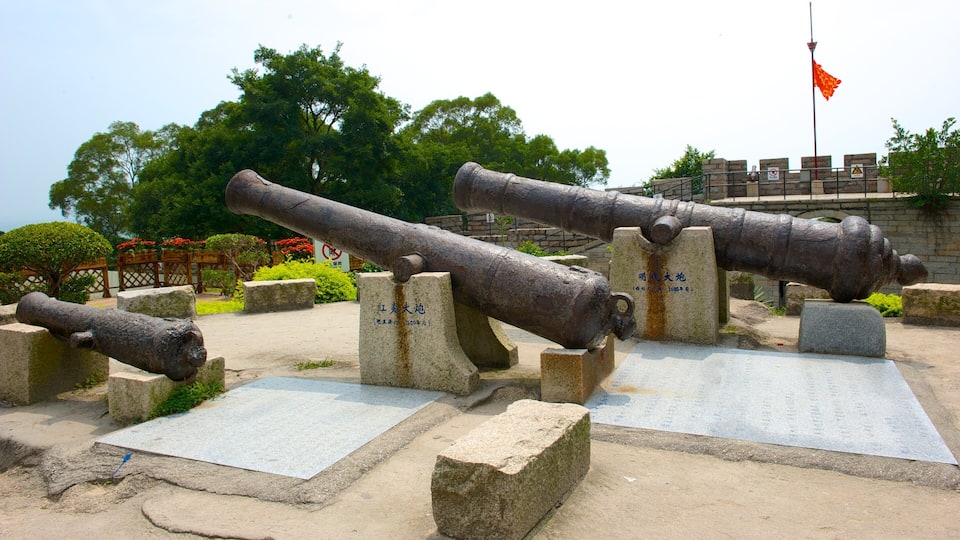 Hulishan Cannon Fort mostrando itens militares e um monumento