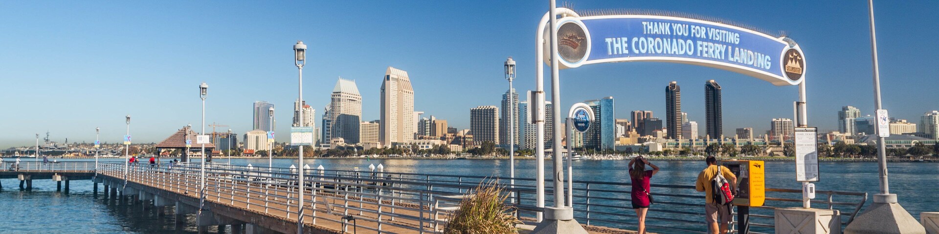 Um cais com uma placa agradecendo aos visitantes pela visita ao Coronado Ferry Landing.