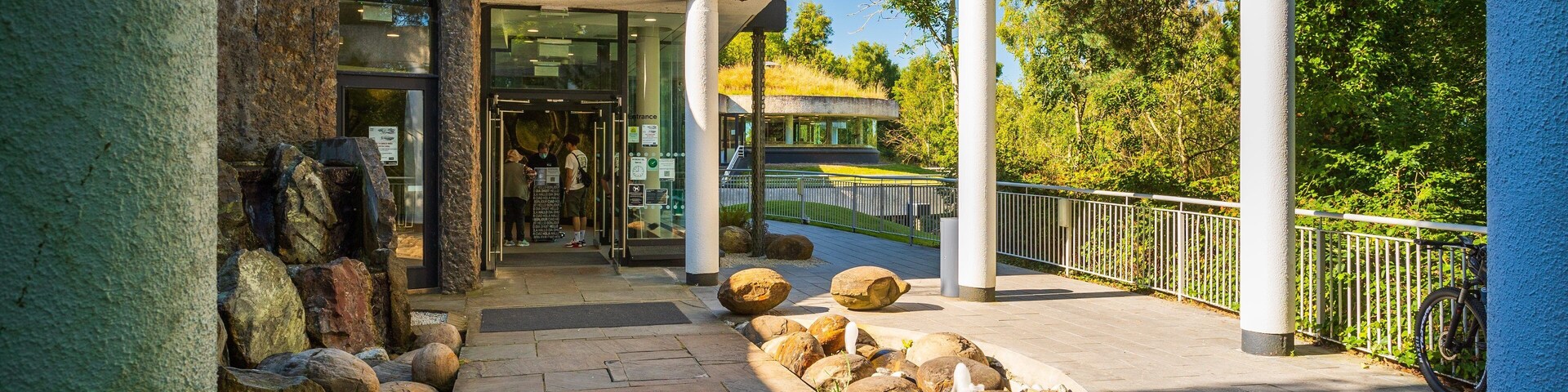 Bru na Boinne Visitor Centre featuring a park