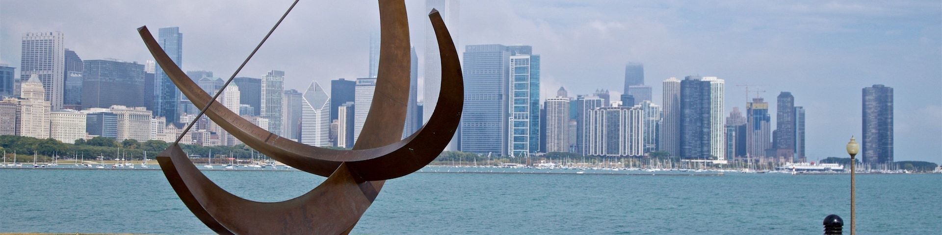 Sundial que inclui um rio ou córrego, arte ao ar livre e uma cidade