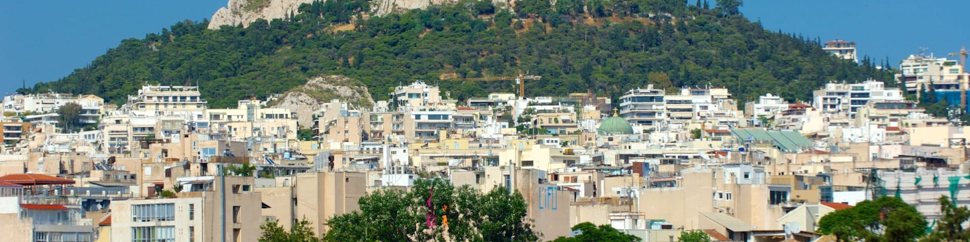 Monte Lycabettus mostrando montanhas e uma cidade