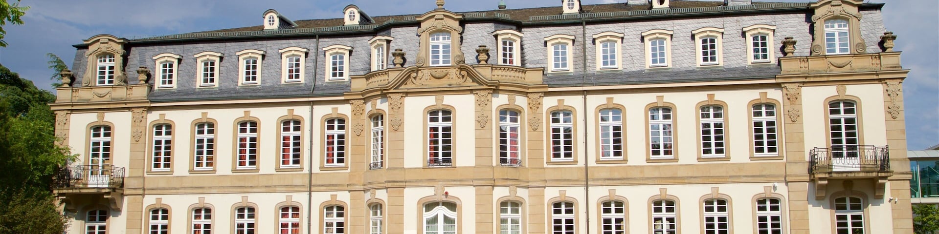 Um edifício grande e ornamentado, com várias janelas e uma entrada central.