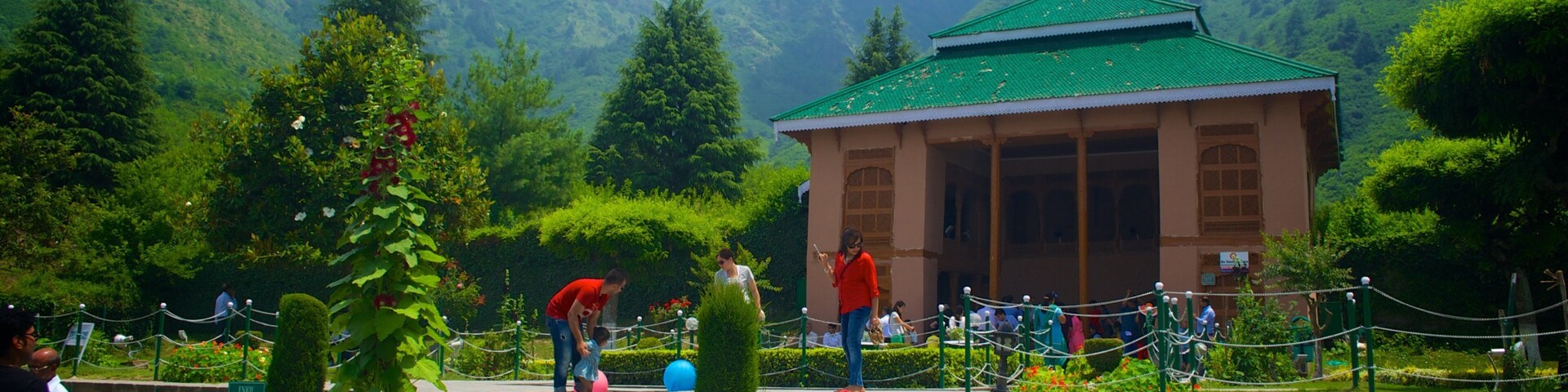 Jardins de Chashma Shahi que inclui arquitetura de patrimônio