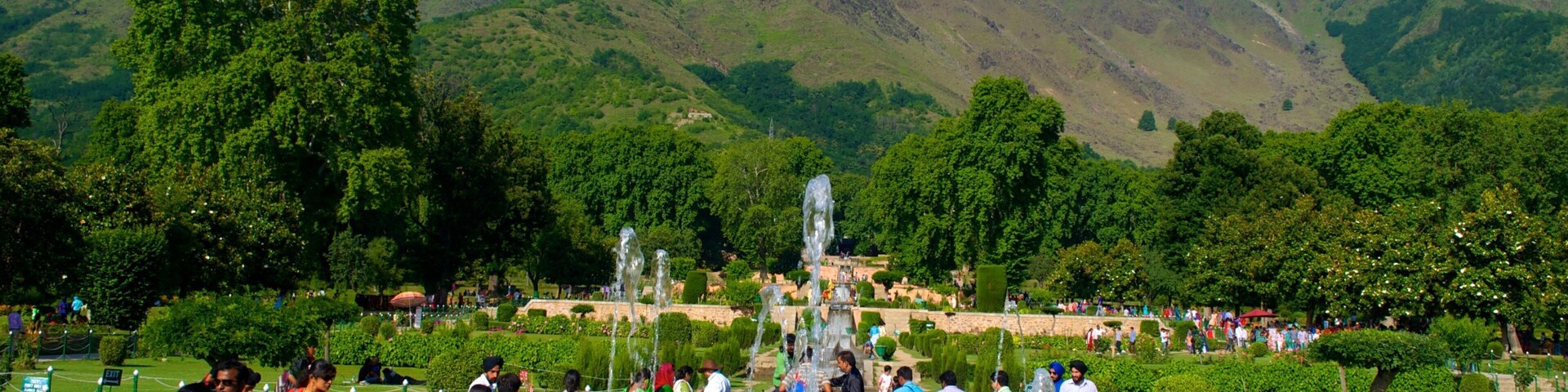 Jardins Mughal mostrando um parque e uma fonte assim como um grande grupo de pessoas