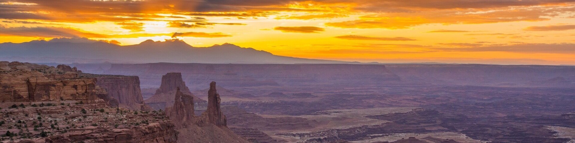 Road trips to the American Southwest are always long but so worthwhile, especially when you wake up in time to see sunrises like this in Canyonlands National Park
#canyonlands #utah #lifeelevated #nationalparks #usa #america #desert #roadtrip #landscape #weekend #getaway #hiking #colorful #nikon #landscape #goldenhour #desktop