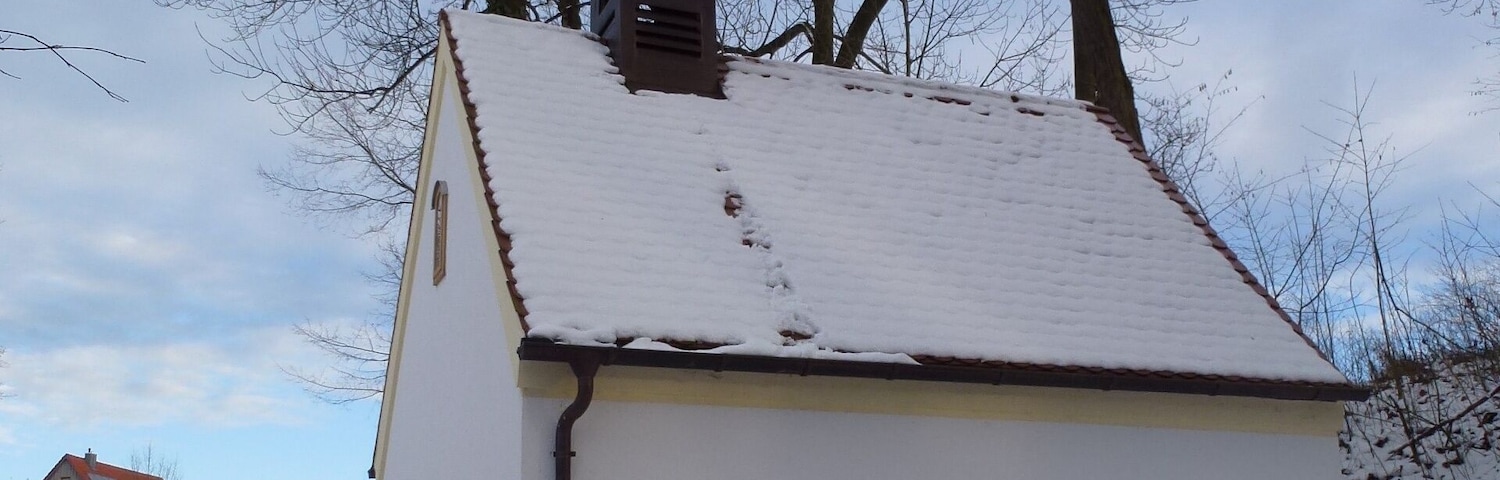 Bergkirchen -OT Kreuzholzhausen Grottenweg- Marienkapelle. Ansicht aus WNW