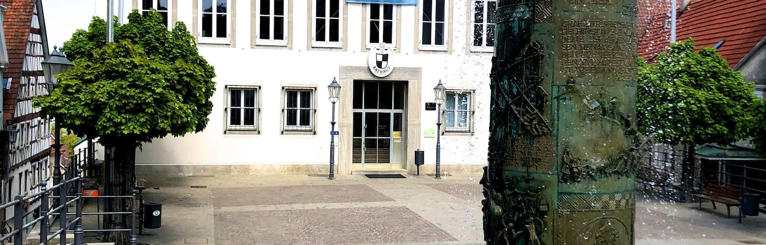 The New Town Hall on the market square in Hechingen is the seat of the mayor, the city council and the headquarters of the city administration. The seven-storey building was built between 1956 and 1958 according to plans by Paul Schmitthenner in the classicist style, and the first mention of a town hall in Hechingen dates from 1461.