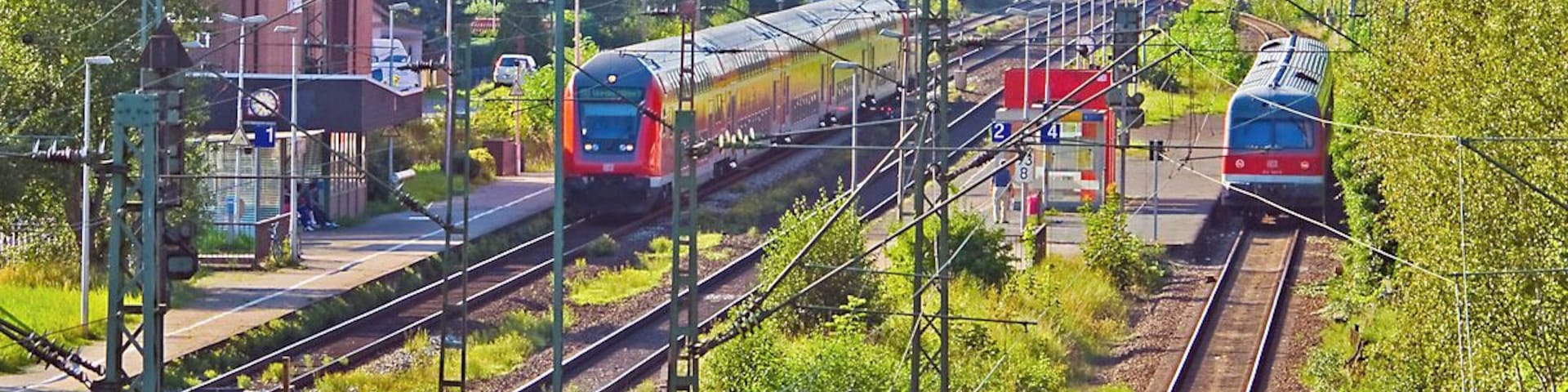 Der Bahnhof Langwedel hat drei Gleise für den Personenverkehr. Die Gleise 1 und 2 sind die Hauptgleise der Bahnstrecke Hannover–Bremen, Gleis 4 ist das Hauptgleis der Strecke Uelzen–Langwedel. Auf Gleis 4 hält die Regionalbahn (RB) 24284 Uelzen–Bremen Hbf. Eingesetzt wird ein Triebwagen der DB-Baureihe 614, der im Betriebshof Braunschweig beheimatet ist. Auf Gleis 1 fährt die RB 24547 Bremen-Vegesack–Verden (Aller) ein. Die aus Doppelstockwagen zusammengestellten Wendezüge werden mit Lokomotiven der DB-Baureihe 111 bespannt.