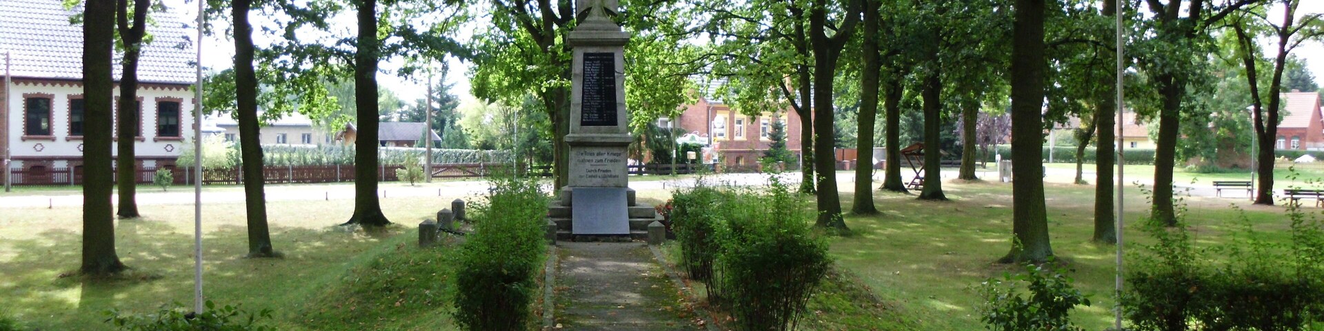 Mahnmal "Die Toten aller Kriege mahnen zum Frieden" in Quitzöbel