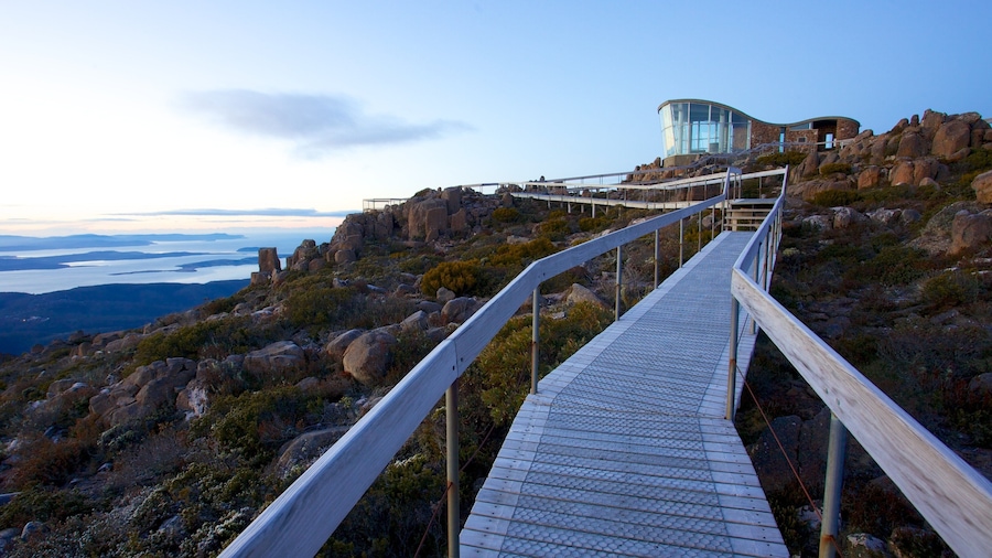 Mt. Wellington caracterizando montanhas, paisagens litorâneas e arquitetura moderna